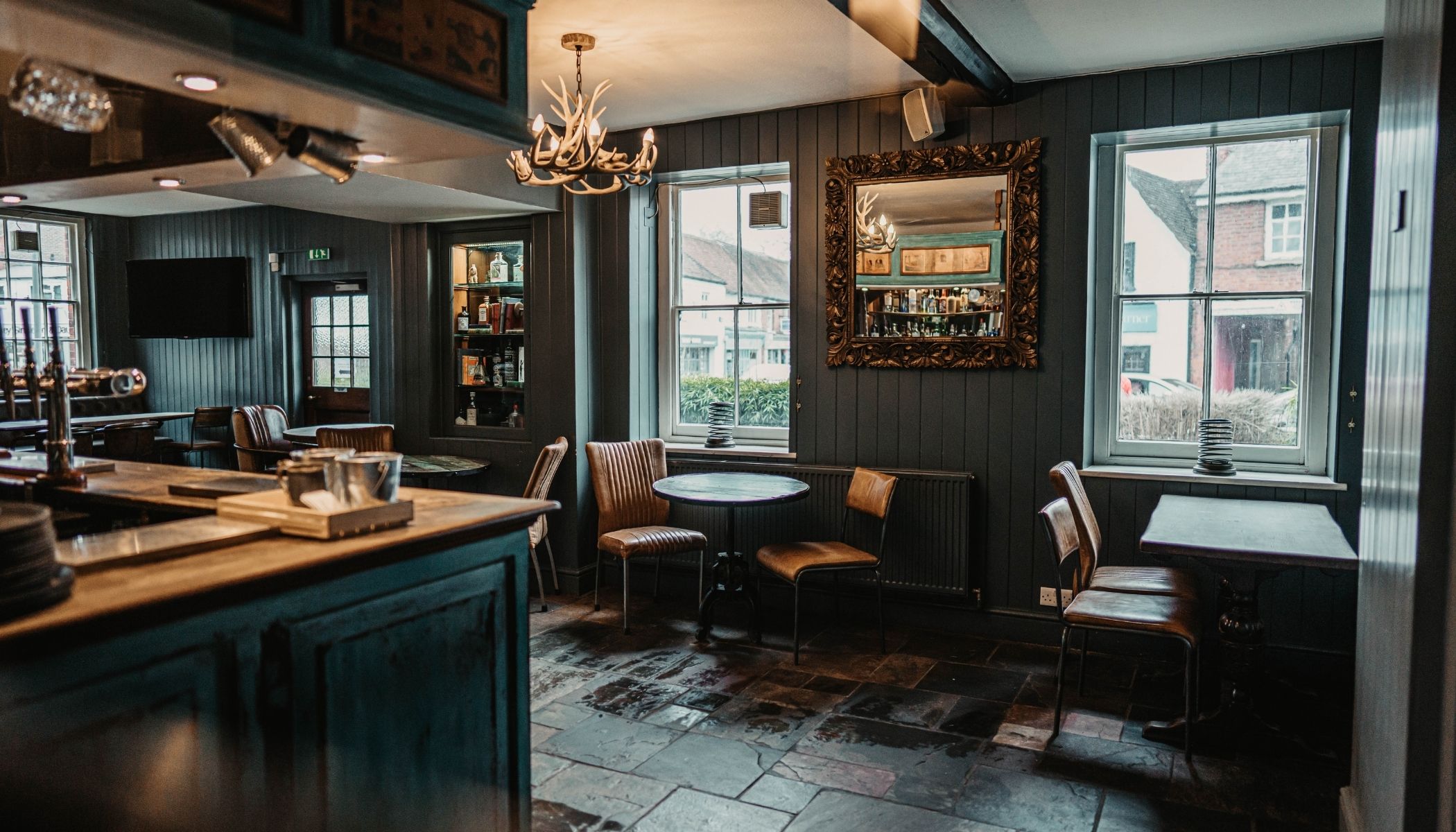 Bar & Restaurant in Pangbourne, Berkshire - The Elephant